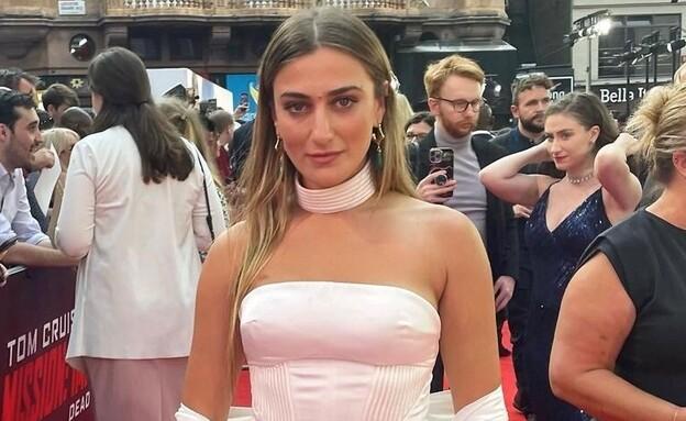 בשמלת מחוך: גל מלכה נראתה כמו מלאכית-סקסית לצד טום קרוז | Fashion ...